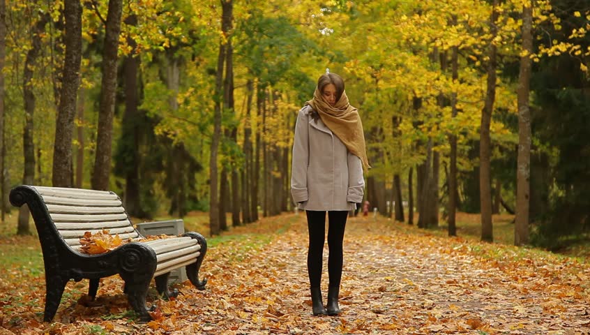 Young beautiful sad woman in autumn park. için Stok Video Klip ...