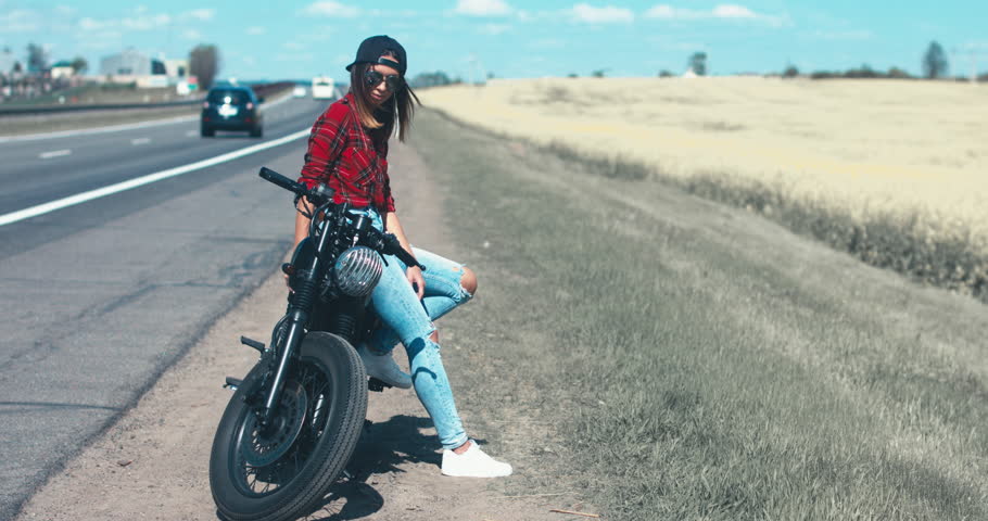 Cinemagraph Loop - Biker Rides Bike Down Street - Motion Photo Vídeo ...